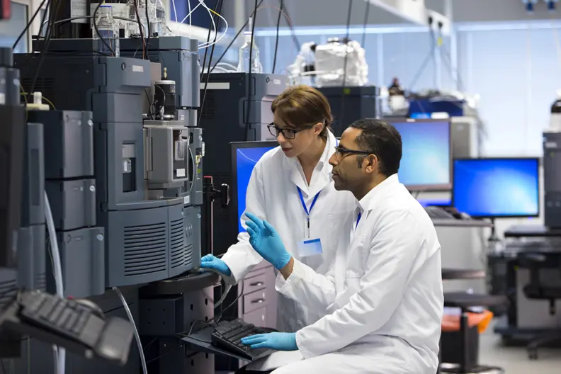 chercheur/euse en chimie : métier, études, salaire