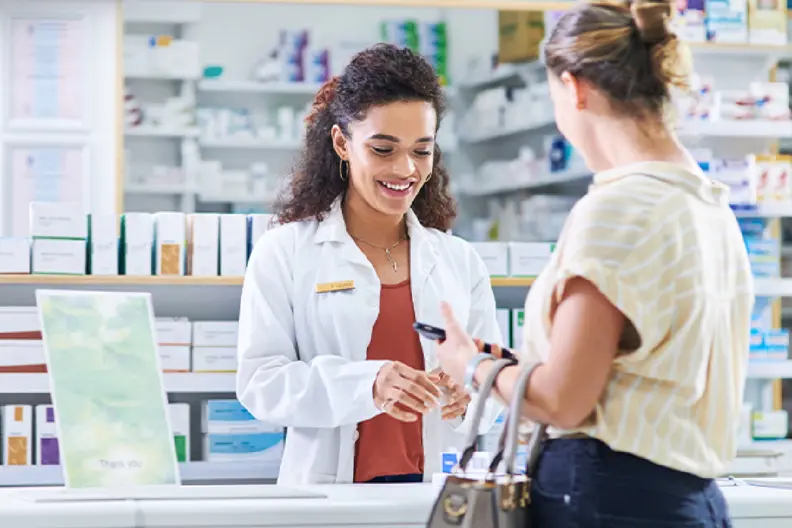 préparateur/trice en pharmacie : métier, études, salaire